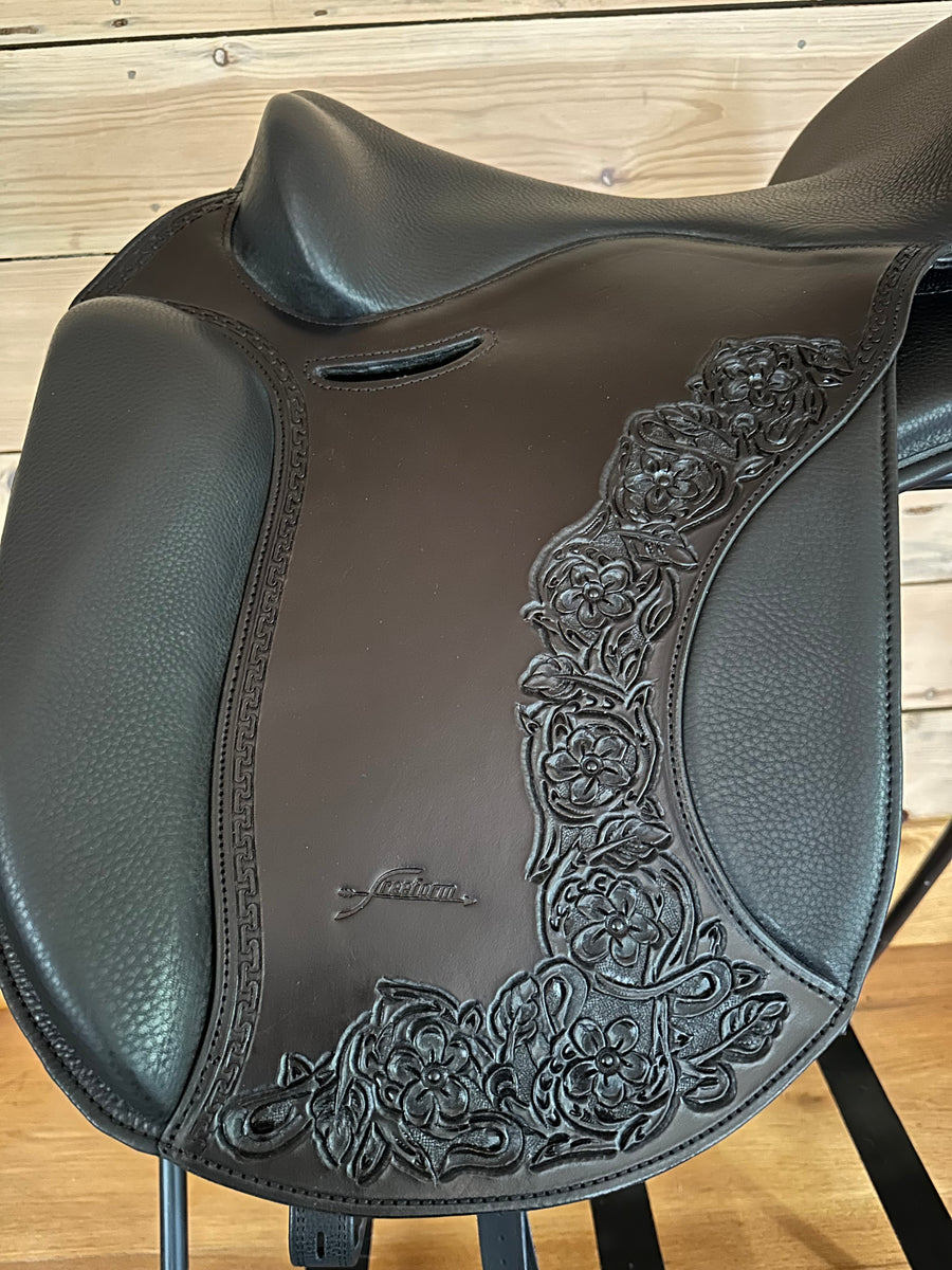 Freeform Ginger Snapp Treeless Saddle - Secure Comfort - Saddle Up ...