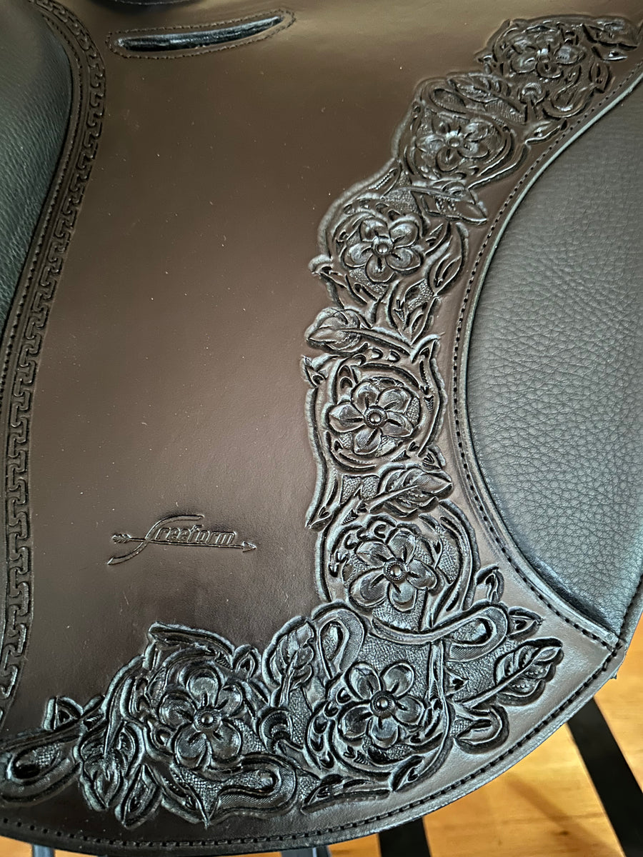 Freeform Ginger Snapp Treeless Saddle - Secure Comfort - Saddle Up ...